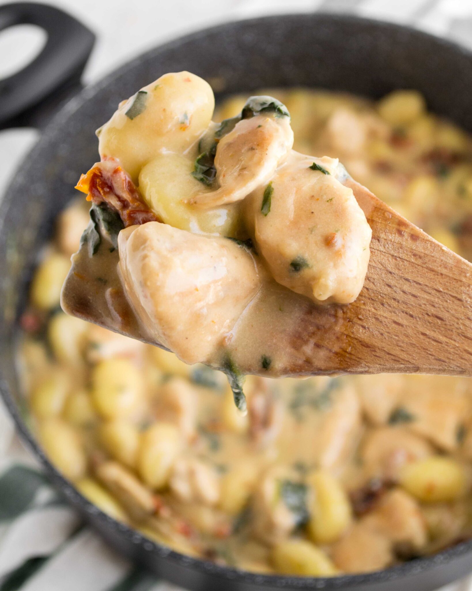 Νιόκι με κοτόπουλο, λιαστή ντομάτα και σπανάκι | Healthy Tasteland