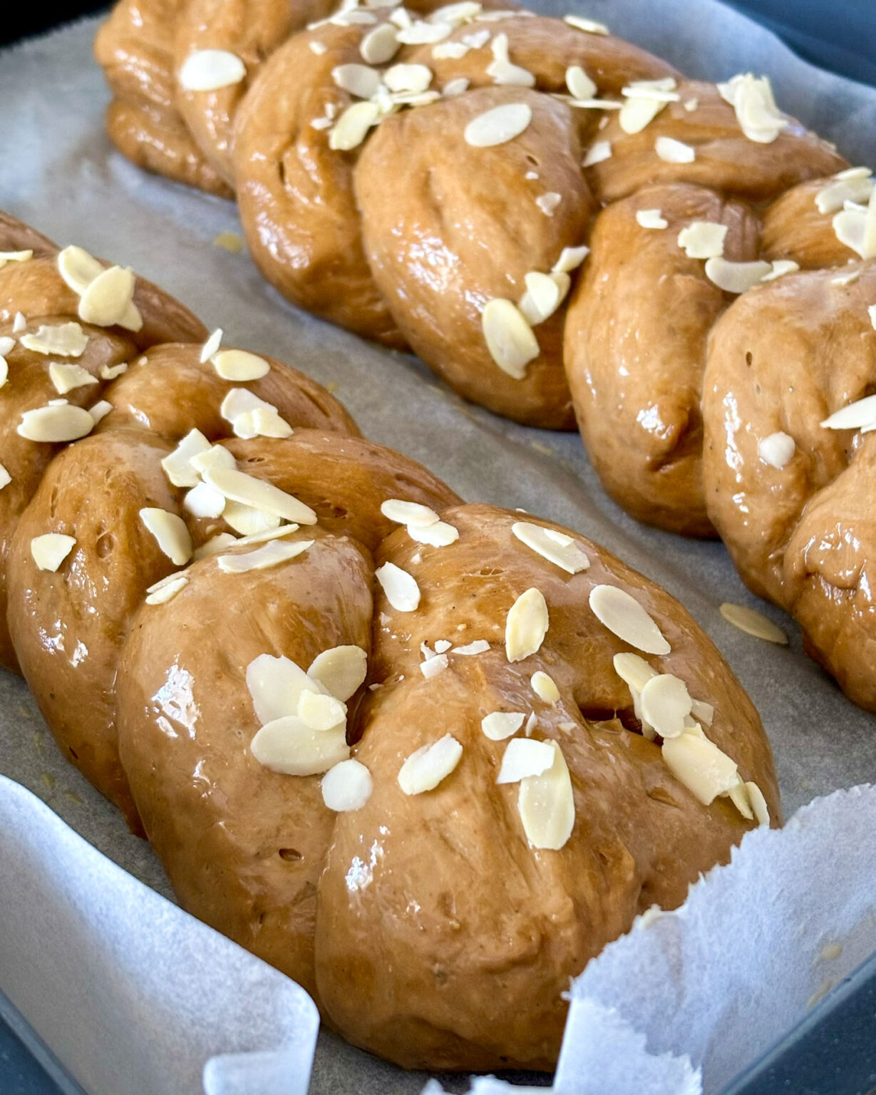 Αφράτα τσουρέκια με ζάχαρη καρύδας | Healthy Tasteland